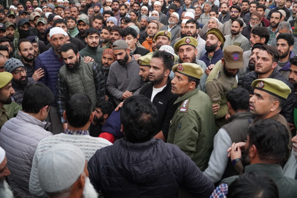 Kupwara Mourns as Inspector Shah Asrar-ul-Haq Laid to Rest in Muqam-e ...